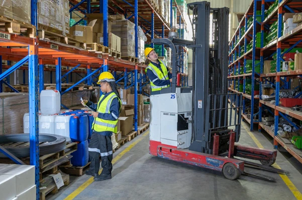 How to Choose the Right Reach Truck for Your Warehouse | UMW